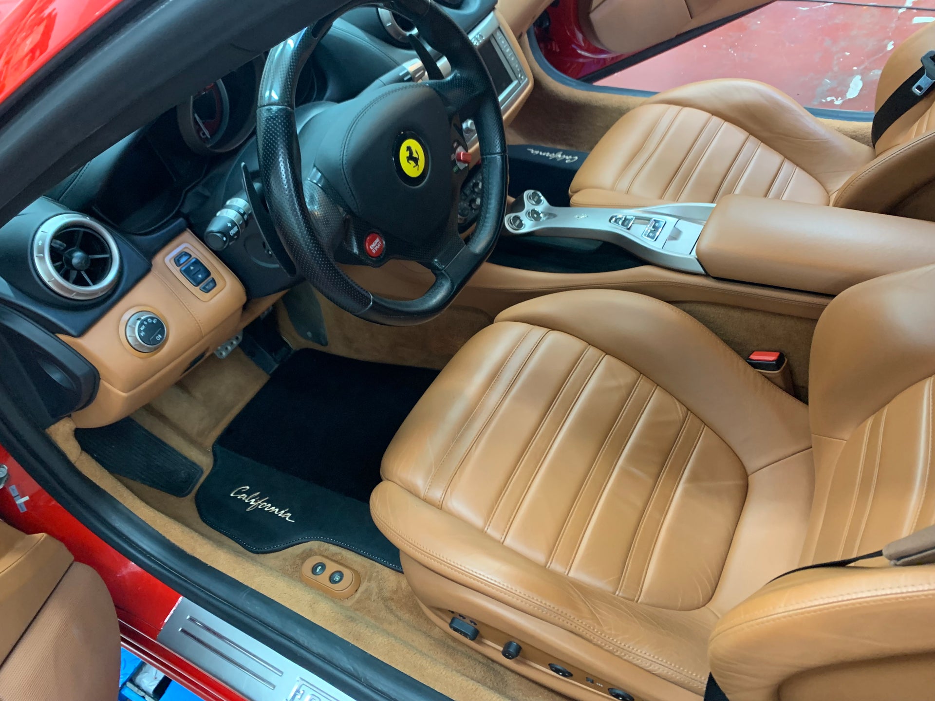 Black Floor Mats for Ferrari Portofino M with Leather | Scuderia